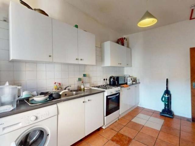 Room at Mile End Road, Greater London
