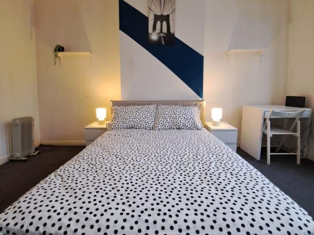 Room at Mile End Road, Greater London