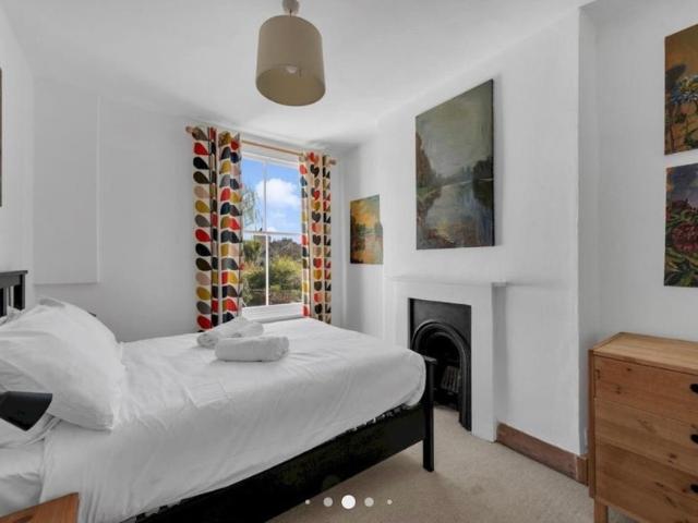 Room at Mill Hill Road, Greater London