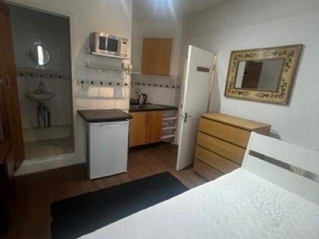 Room at Mill Hill Road, Greater London