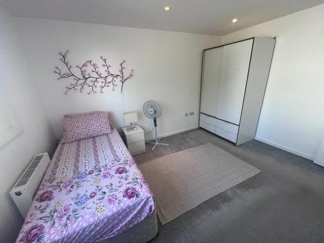 Room at Milland Way, Milton Keynes