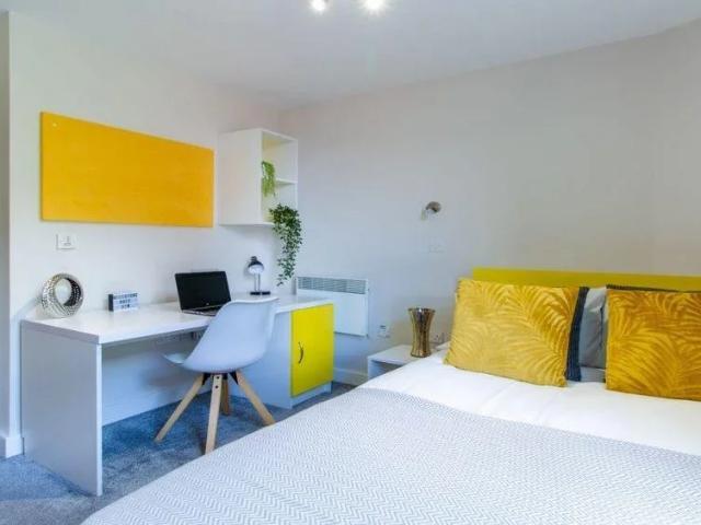 Room at Millstone Lane, Leicester