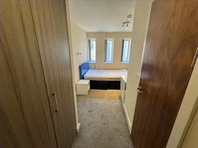 Room at Millstone Lane, Leicester
