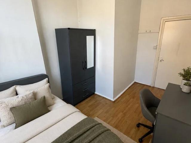 Room at Millstone Lane, Leicester