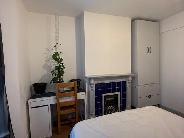 Room at Milton Road, Grays