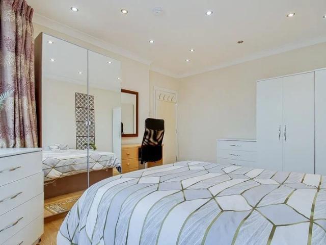Room at Milton Road, Greater London