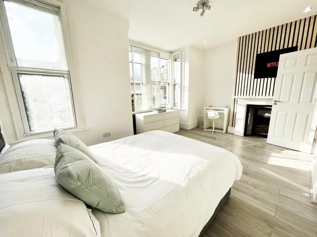 Room at Minet Gardens, Greater London