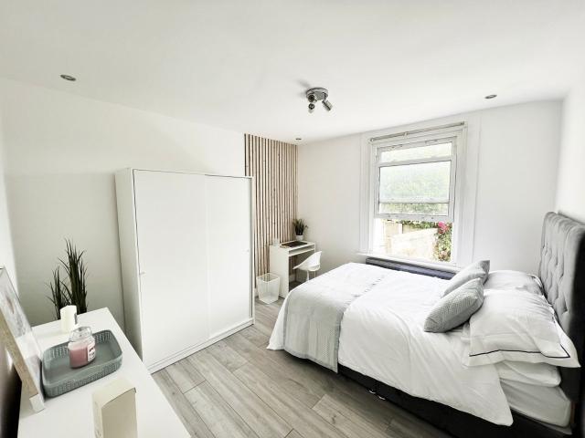 Room at Minet Gardens, Greater London