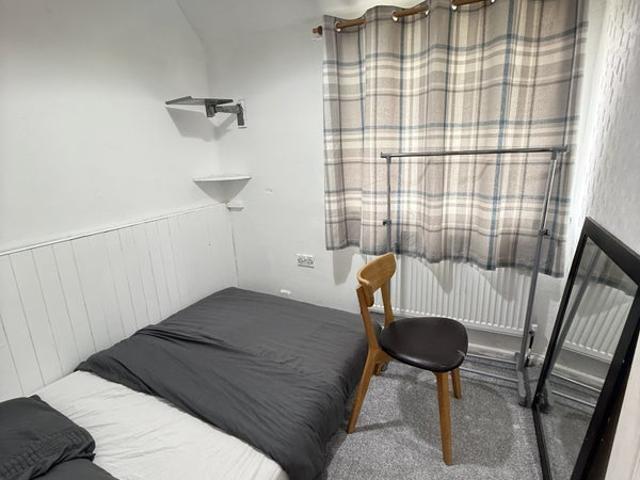 Room at Minver Crescent, Nottingham