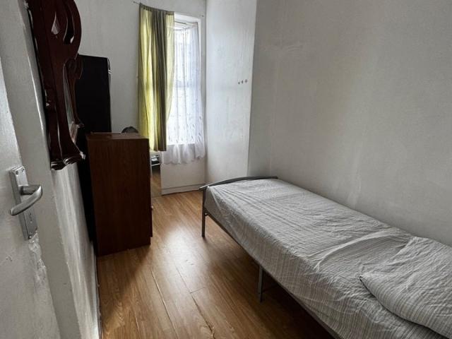 Room at Moorhill Street, Bristol