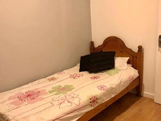 Room at Montague Hill South, Bristol
