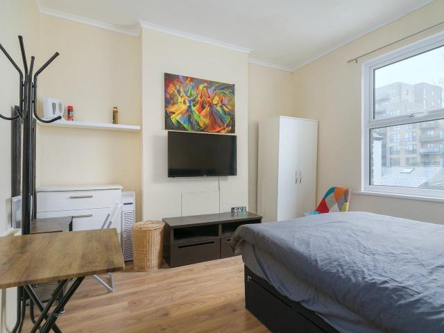 Room at Montague Road, Greater London