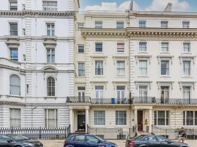 Room at Montrose Court, City of Westminster