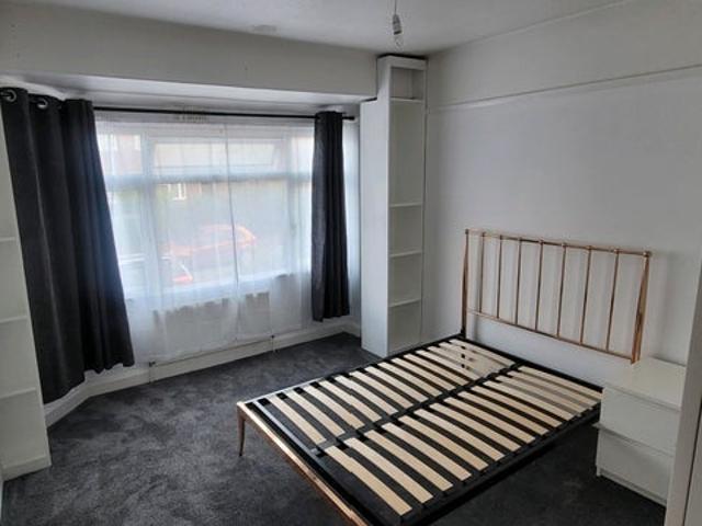 Room at Montrose Road, Rugby