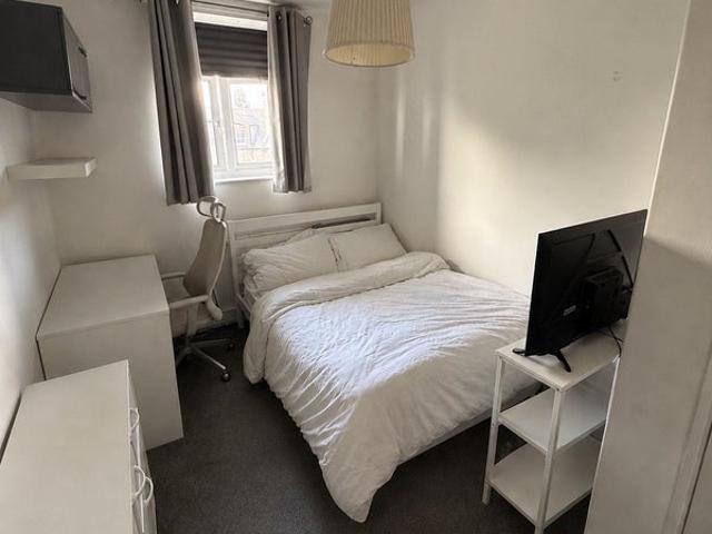 Room at Mornington Avenue, Greater London