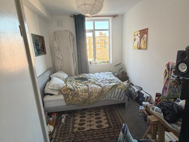 Room at Morning Lane, Greater London