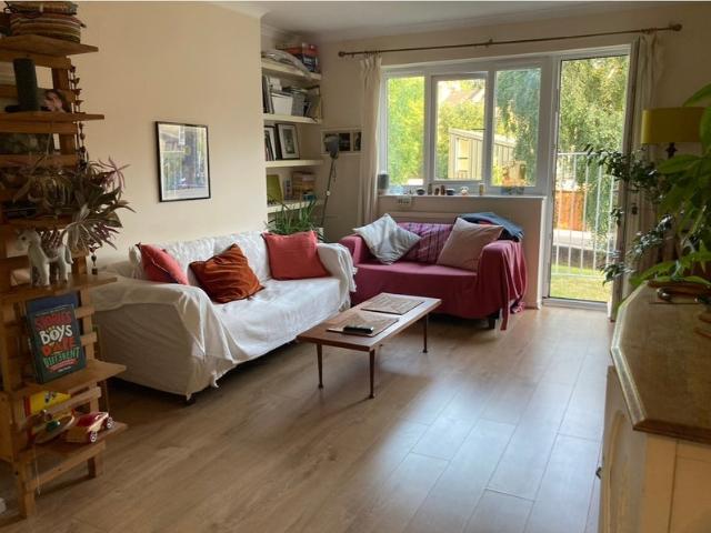 Room at Morning Lane, Greater London