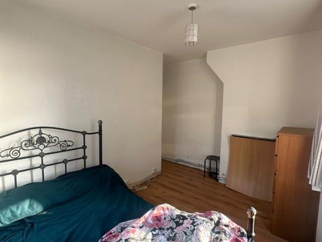 Room at Morning Lane, Greater London
