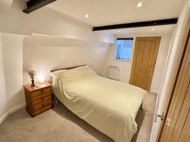 Room at Morning Lane, Greater London