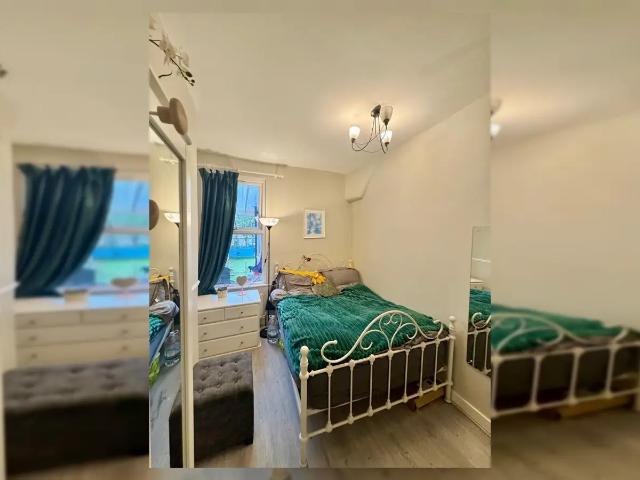 Room at Morley Road, Greater London