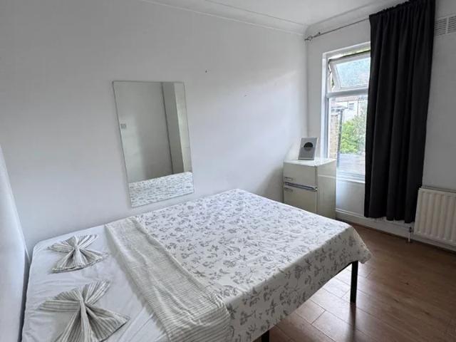 Room at Morley Road, Greater London