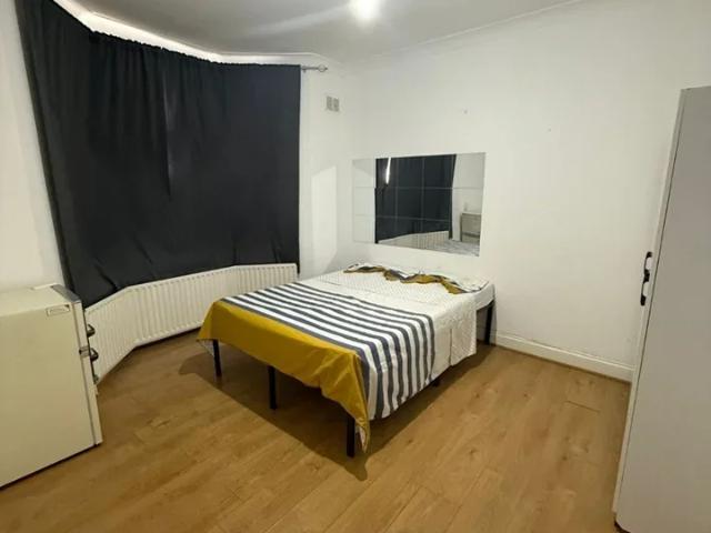 Room at Morley Road, Greater London
