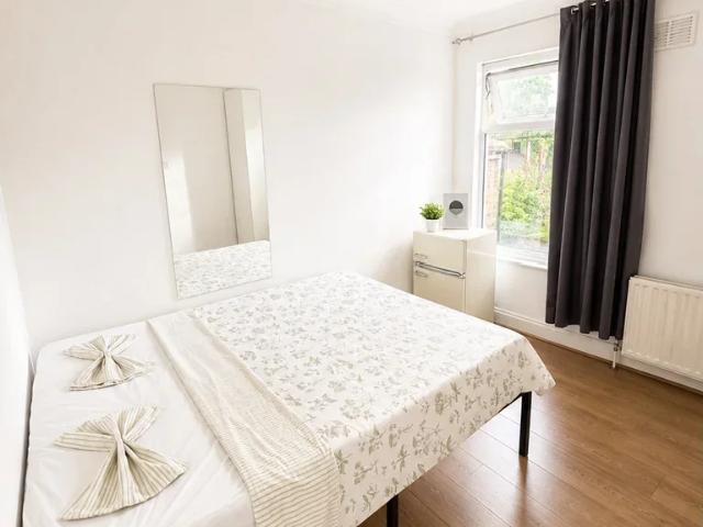 Room at Morley Road, Greater London