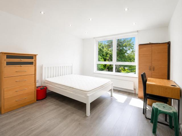Room at Morley Road, Greater London