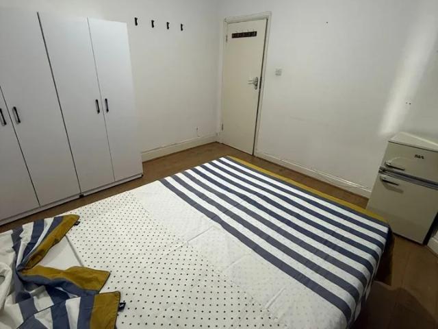 Room at Morley Road, Greater London