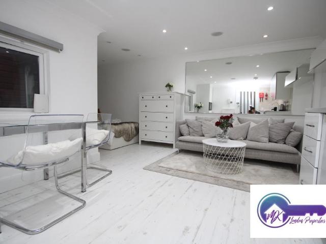 Room at Mortimer Crescent, Greater London