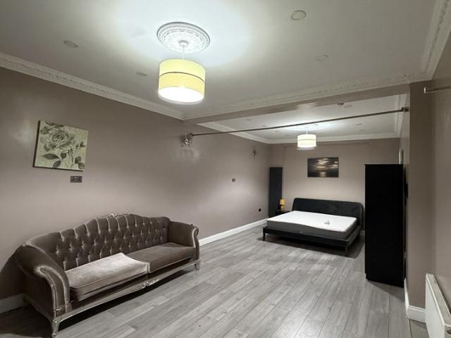 Room at Mortlake Road, Greater London