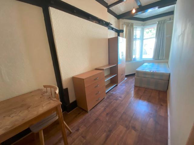 Room at Mount Pleasant Road, Greater London