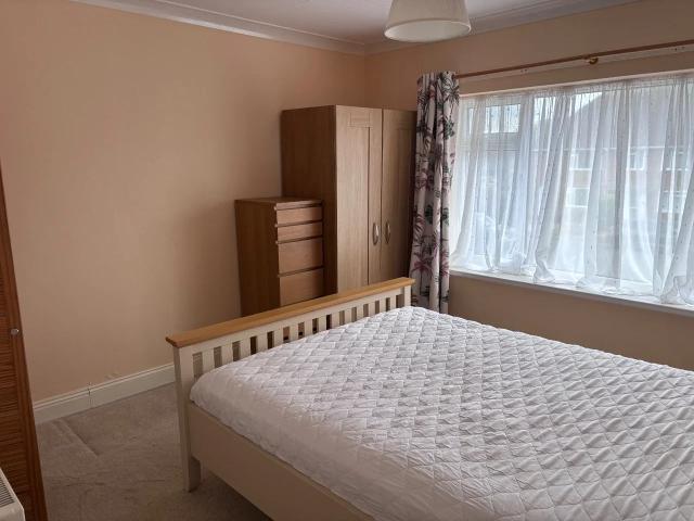 Room at Mountbatten Avenue, Test Valley