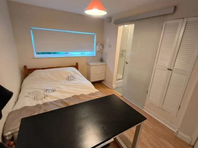 Room at Nuns Way, Cambridge