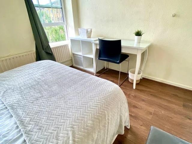 Room at Nuttall Street, Greater London
