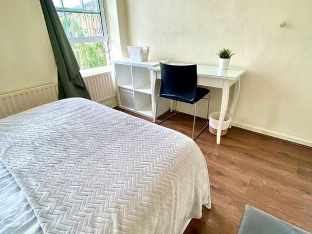 Room at Nuttall Street, Greater London