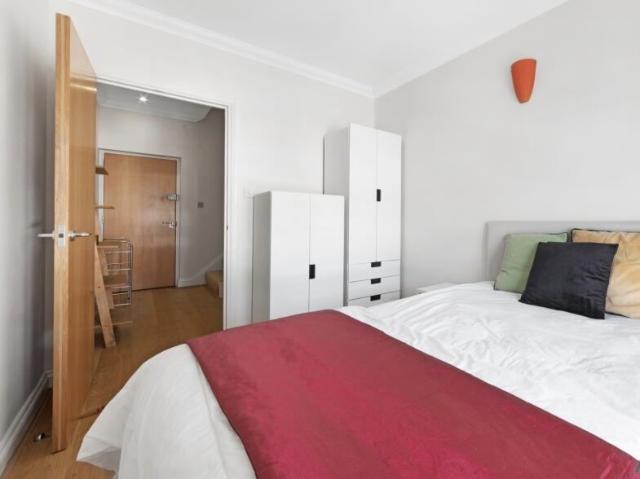 Room at Narrow Street, Greater London