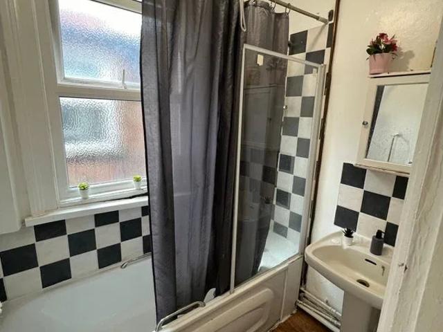 Room at Neasden Lane, Greater London