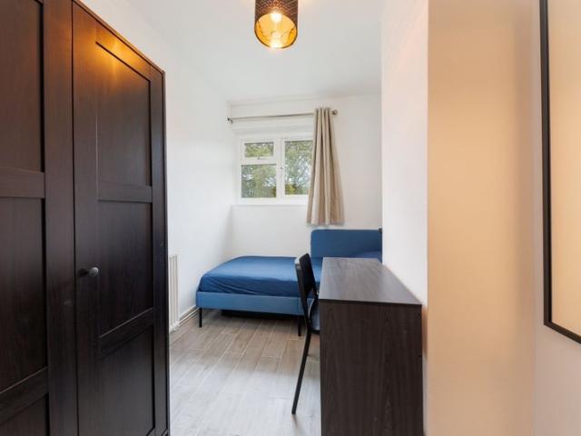 Room at New North Road, Greater London