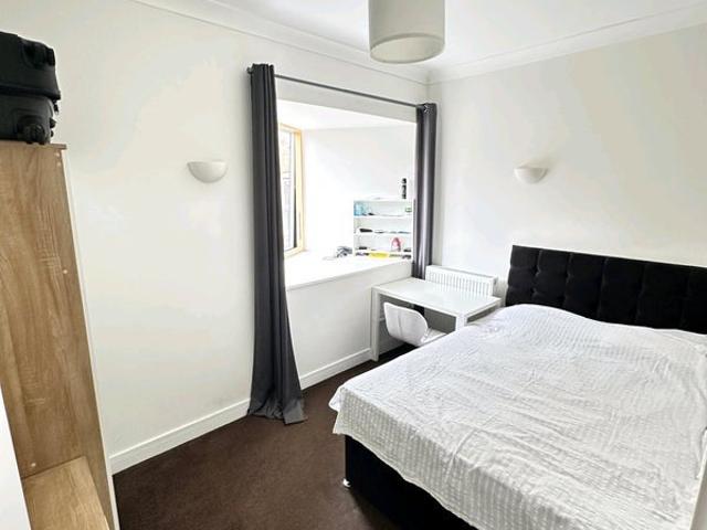 Room at Newark Street, Greater London