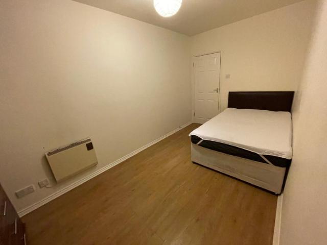 Room at Newark Street, Greater London