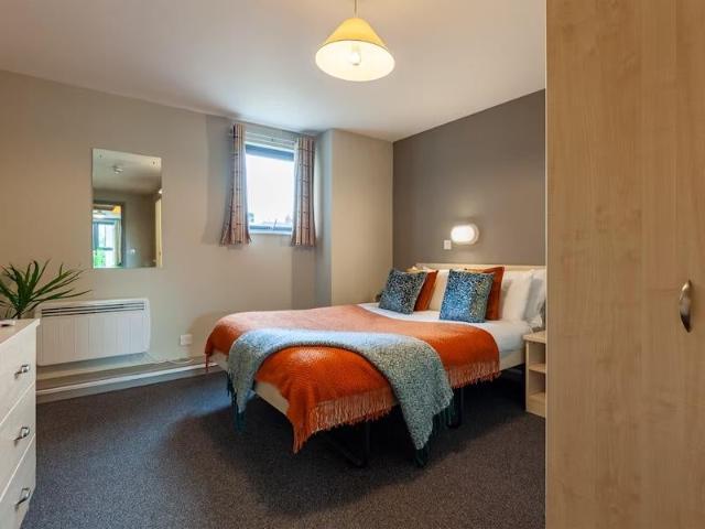 Room at Newark Street, Reading