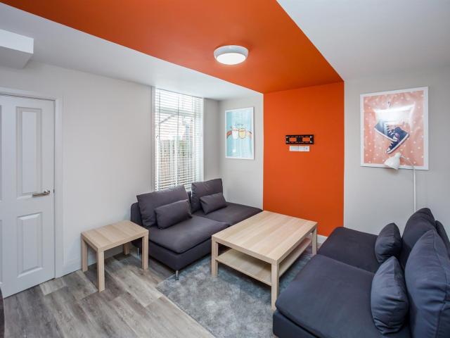 Room at Newland Avenue, Hull