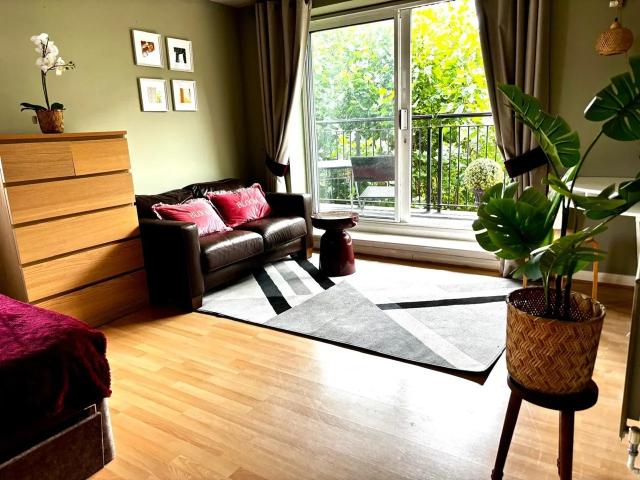 Room at Newport Avenue, Greater London