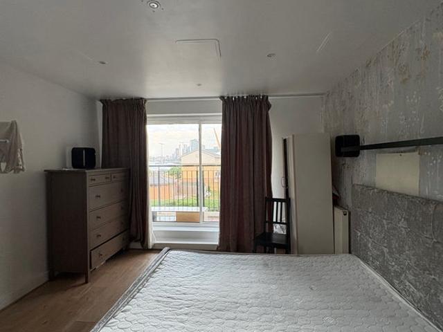 Room at Newport Avenue, Greater London