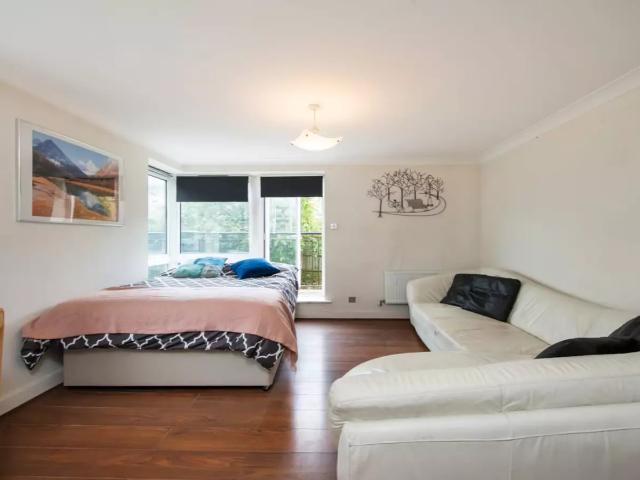 Room at Newport Avenue, Greater London