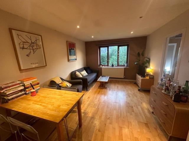 Room at Niagara Close, Greater London