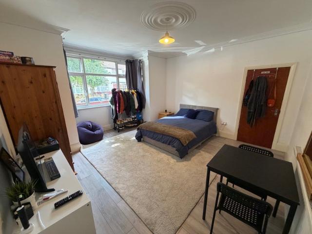 Room at Niagara Avenue, Greater London