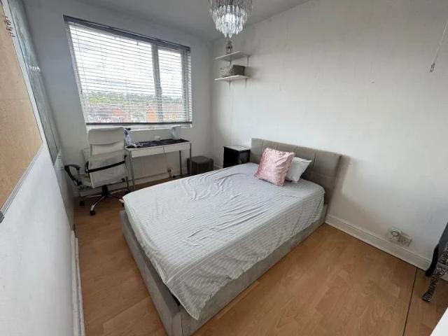 Room at Ninth Avenue, Luton