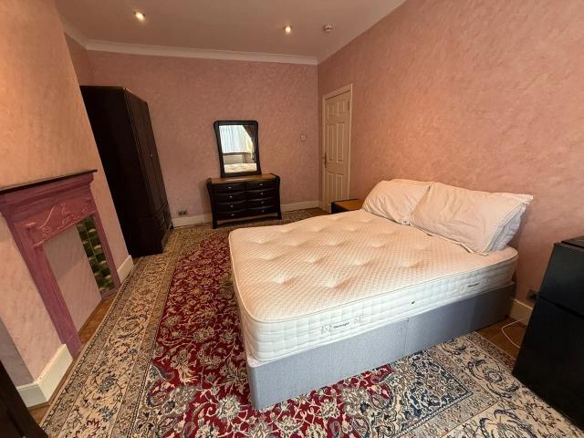 Room at Noel Road, Greater London